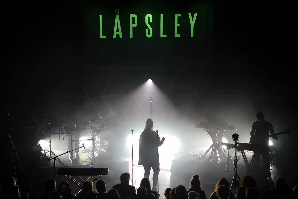 Lapsley live - The audience can't help but stare, mesmerized.