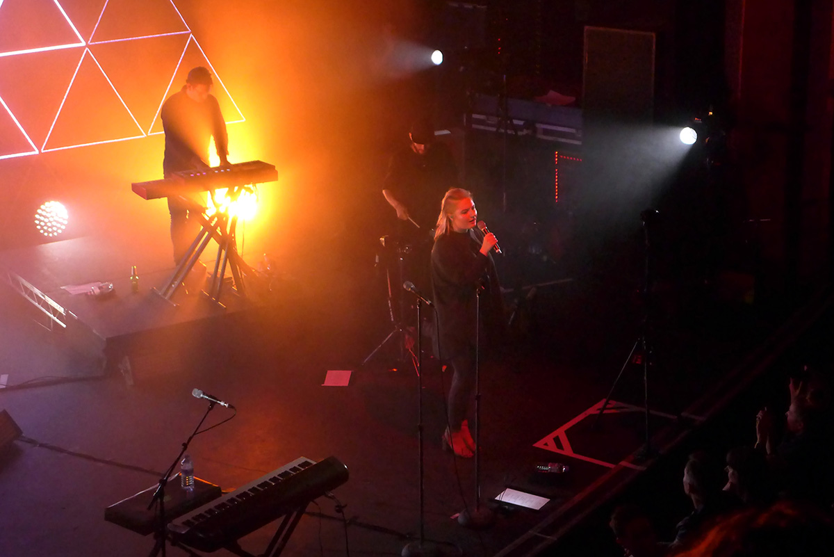 Lapsley live - The audience can't help but stare, mesmerized.